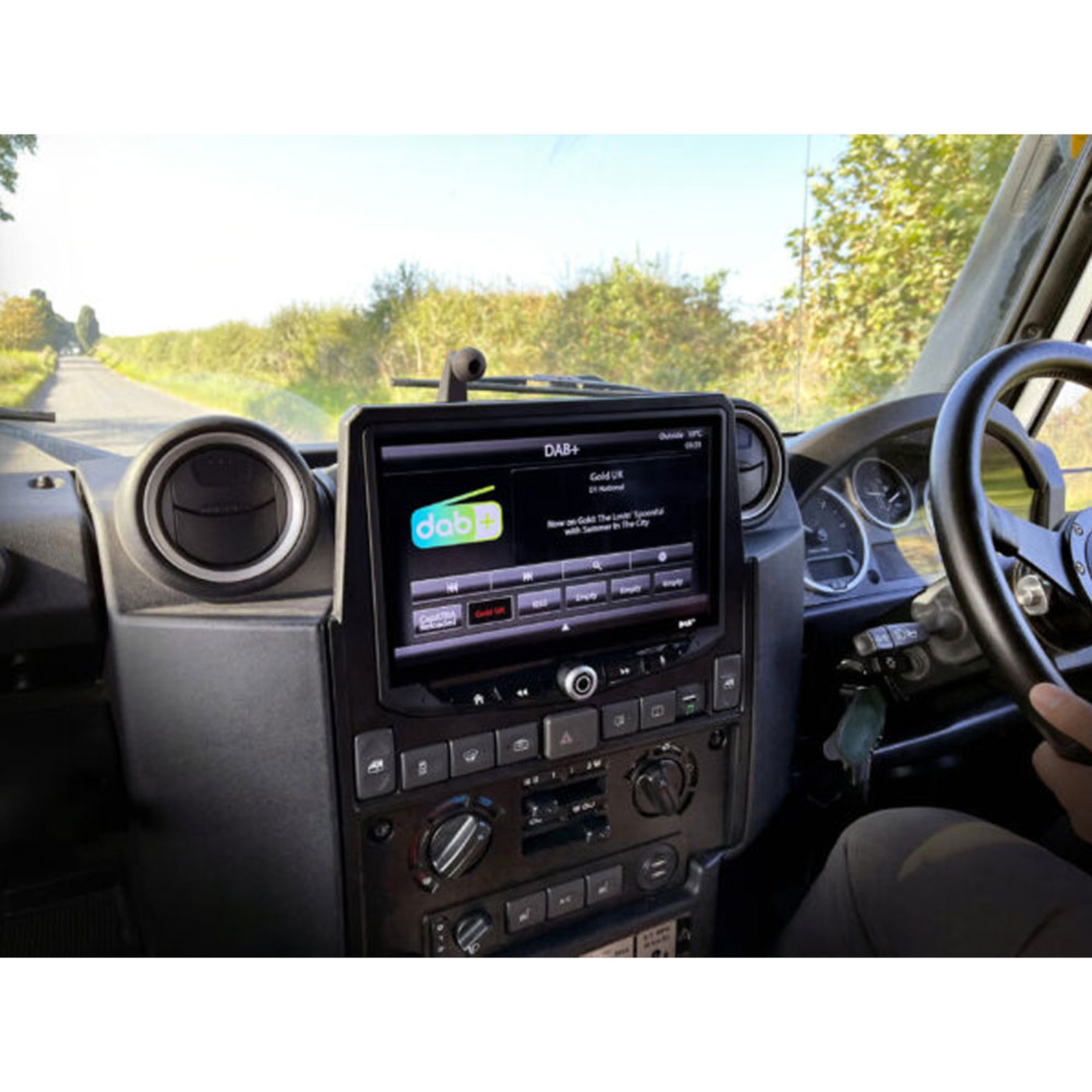 Stinger HORIZON10 Land Rover Defender Puma 10-inch multimedia ...